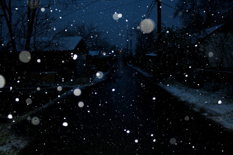 Snow Falling at Night – Photos Public Domain